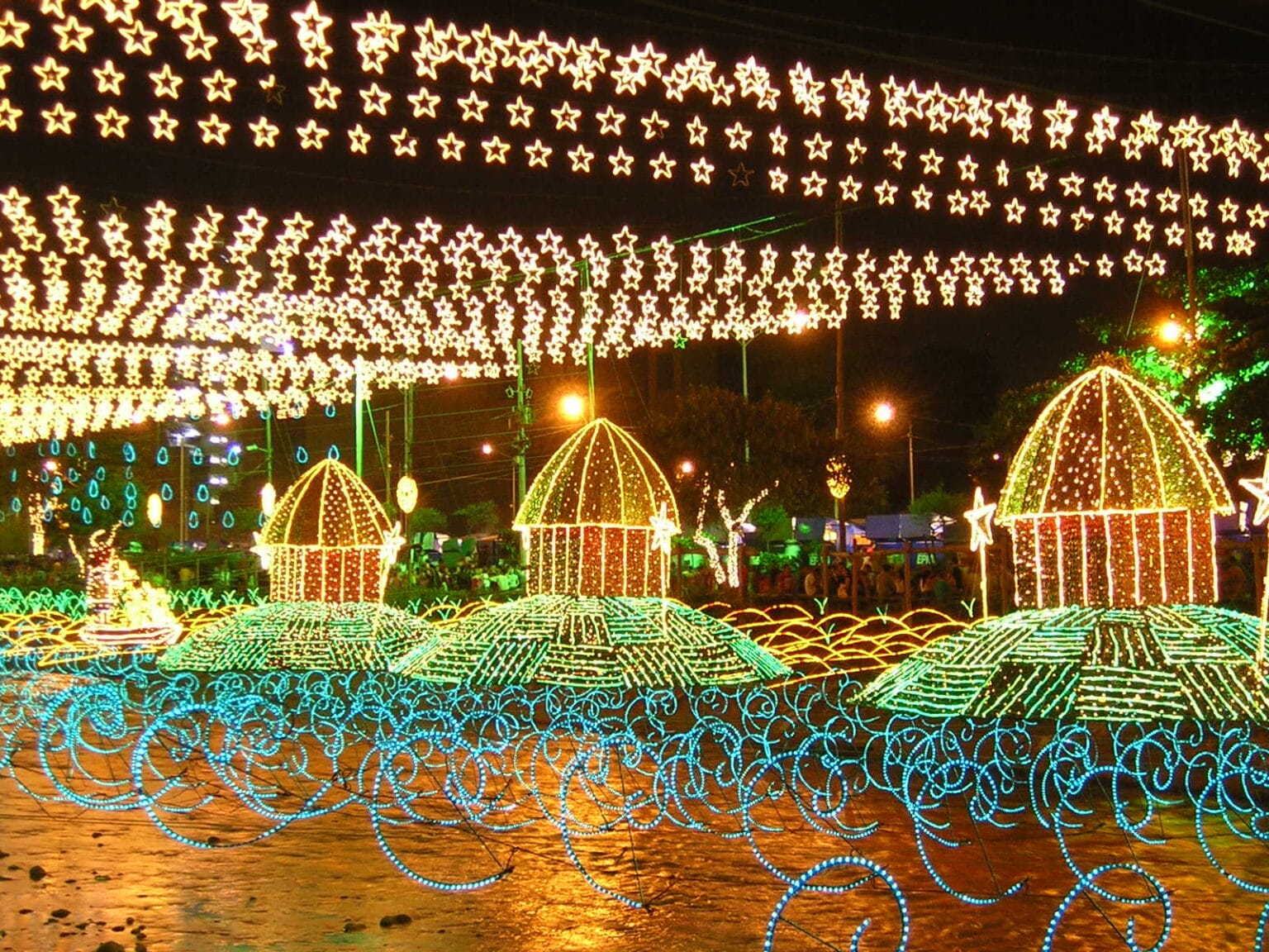 Alumbrados de Medellín en Navidad • ColombiaTours.Travel